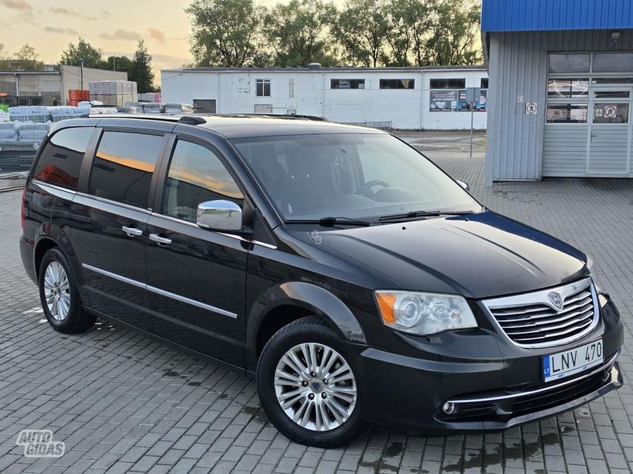 Black Chrysler Voyager 2014 in Silute, with an engine capacity of 2.80 L and mileage of 276 thousand km for 5900 €, photo 1 on AUTOMOTO.COM.LV
