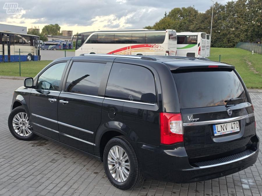 Black Chrysler Voyager 2014 in Silute, with an engine capacity of 2.80 L and mileage of 276 thousand km for 5900 €, photo 3 on AUTOMOTO.COM.LV