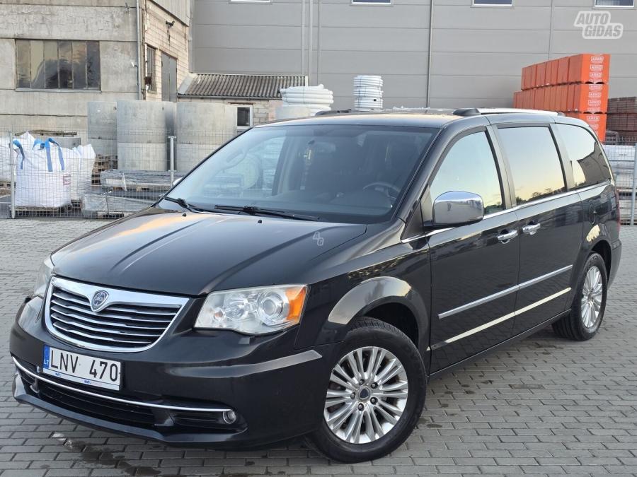 Black Chrysler Voyager 2014 in Silute, with an engine capacity of 2.80 L and mileage of 276 thousand km for 5900 €, photo 7 on AUTOMOTO.COM.LV