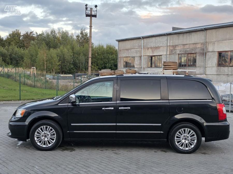 Black Chrysler Voyager 2014 in Silute, with an engine capacity of 2.80 L and mileage of 276 thousand km for 5900 €, photo 10 on AUTOMOTO.COM.LV