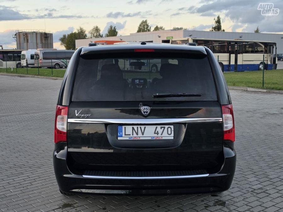 Black Chrysler Voyager 2014 in Silute, with an engine capacity of 2.80 L and mileage of 276 thousand km for 5900 €, photo 12 on AUTOMOTO.COM.LV