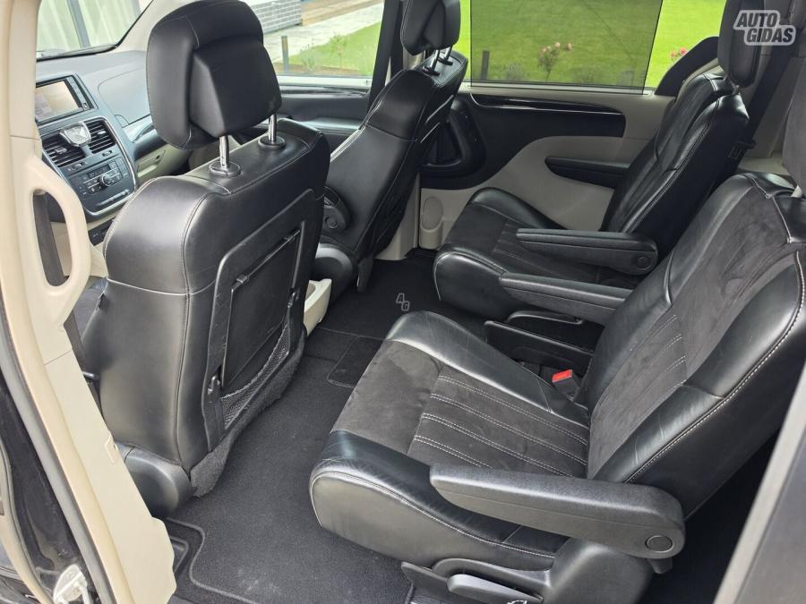 Black Chrysler Voyager 2014 in Silute, with an engine capacity of 2.80 L and mileage of 276 thousand km for 5900 €, photo 16 on AUTOMOTO.COM.LV