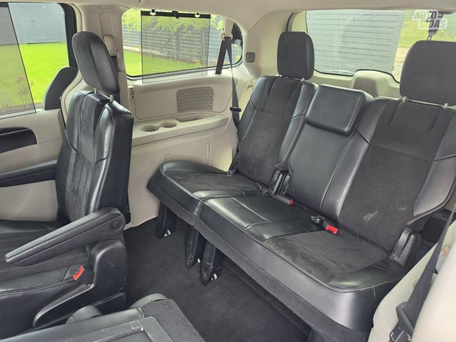 Black Chrysler Voyager 2014 in Silute, with an engine capacity of 2.80 L and mileage of 276 thousand km for 5900 €, photo 17 on AUTOMOTO.COM.LV