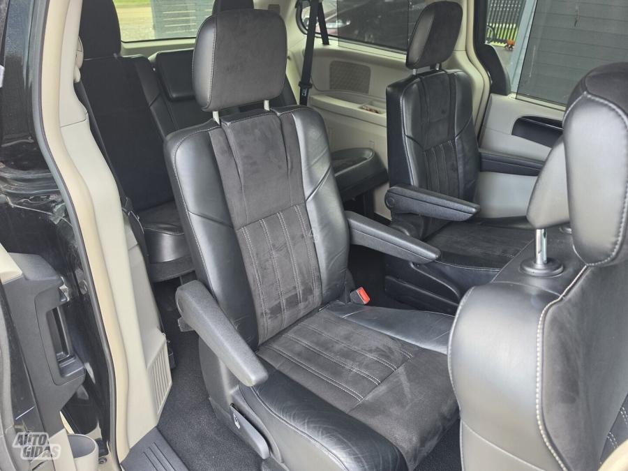 Black Chrysler Voyager 2014 in Silute, with an engine capacity of 2.80 L and mileage of 276 thousand km for 5900 €, photo 18 on AUTOMOTO.COM.LV