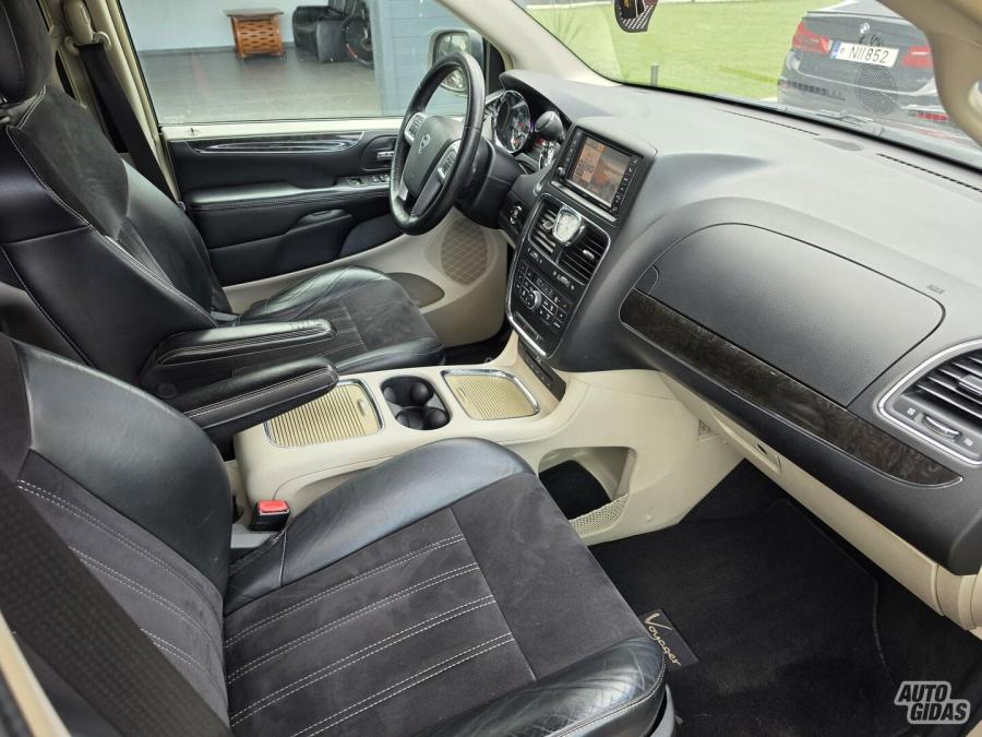 Black Chrysler Voyager 2014 in Silute, with an engine capacity of 2.80 L and mileage of 276 thousand km for 5900 €, photo 19 on AUTOMOTO.COM.LV