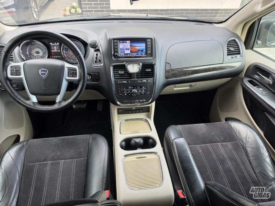 Black Chrysler Voyager 2014 in Silute, with an engine capacity of 2.80 L and mileage of 276 thousand km for 5900 €, photo 23 on AUTOMOTO.COM.LV