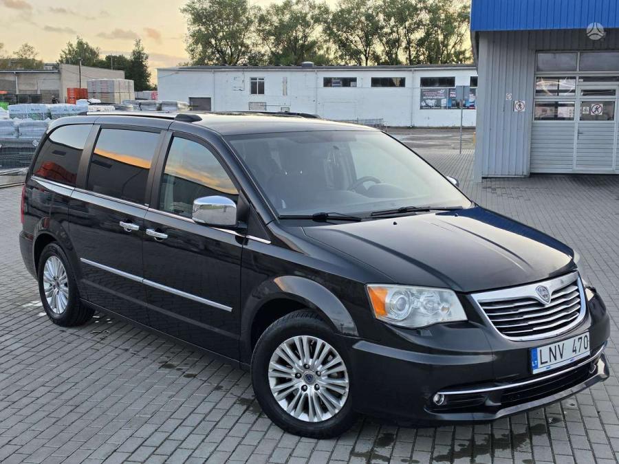 Black Chrysler Voyager 2014 in Silute, with an engine capacity of 2.80 L and mileage of 276 thousand km for 5900 €, photo 1 on AUTOMOTO.COM.LV