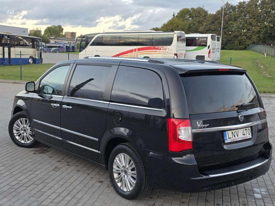 Black Chrysler Voyager 2014 in Silute, with an engine capacity of 2.80 L and mileage of 276 thousand km for 5900 €, photo 4 on AUTOMOTO.COM.LV