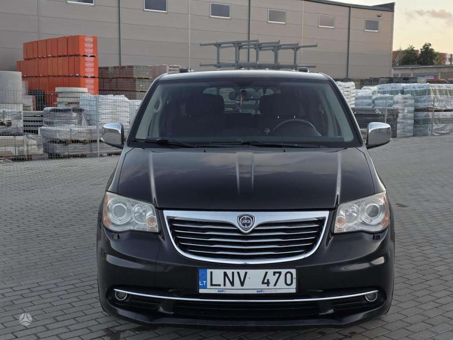 Black Chrysler Voyager 2014 in Silute, with an engine capacity of 2.80 L and mileage of 276 thousand km for 5900 €, photo 5 on AUTOMOTO.COM.LV