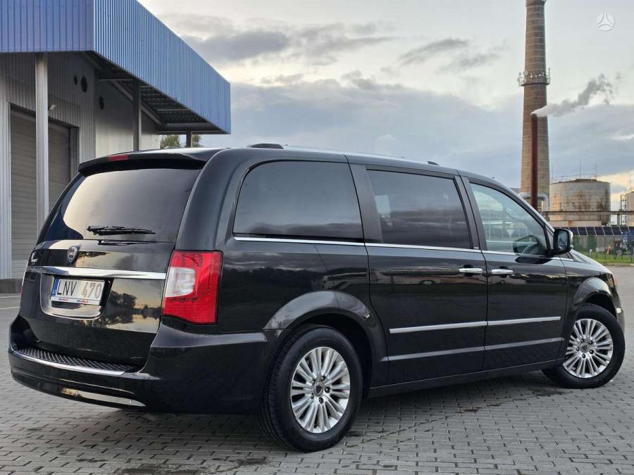 Black Chrysler Voyager 2014 in Silute, with an engine capacity of 2.80 L and mileage of 276 thousand km for 5900 €, photo 8 on AUTOMOTO.COM.LV