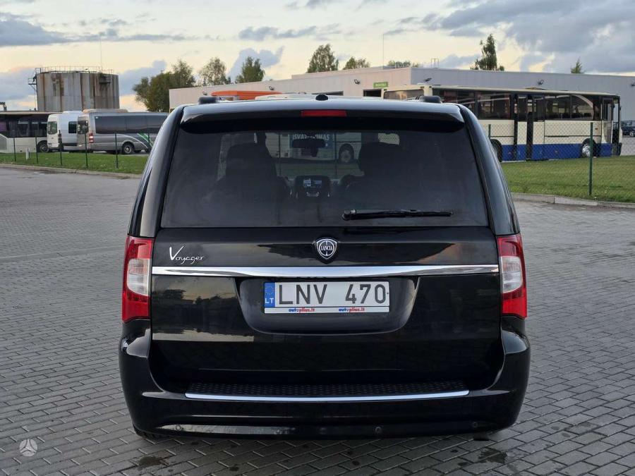 Black Chrysler Voyager 2014 in Silute, with an engine capacity of 2.80 L and mileage of 276 thousand km for 5900 €, photo 10 on AUTOMOTO.COM.LV