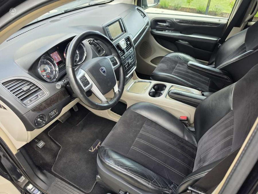 Black Chrysler Voyager 2014 in Silute, with an engine capacity of 2.80 L and mileage of 276 thousand km for 5900 €, photo 15 on AUTOMOTO.COM.LV