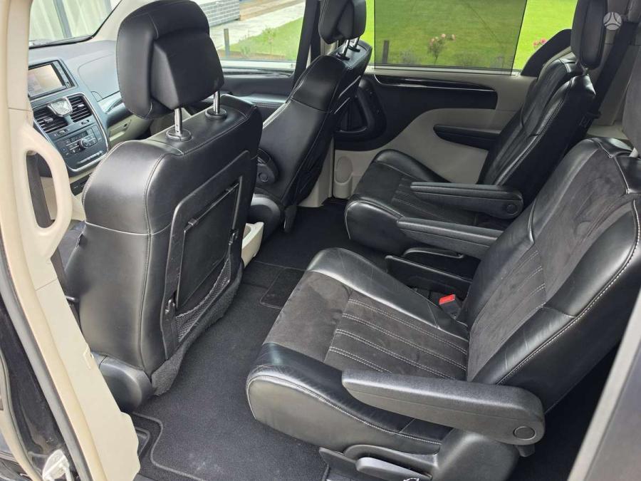 Black Chrysler Voyager 2014 in Silute, with an engine capacity of 2.80 L and mileage of 276 thousand km for 5900 €, photo 16 on AUTOMOTO.COM.LV
