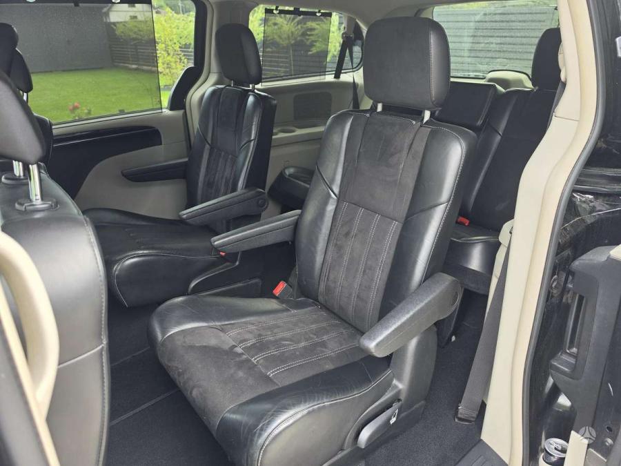 Black Chrysler Voyager 2014 in Silute, with an engine capacity of 2.80 L and mileage of 276 thousand km for 5900 €, photo 17 on AUTOMOTO.COM.LV