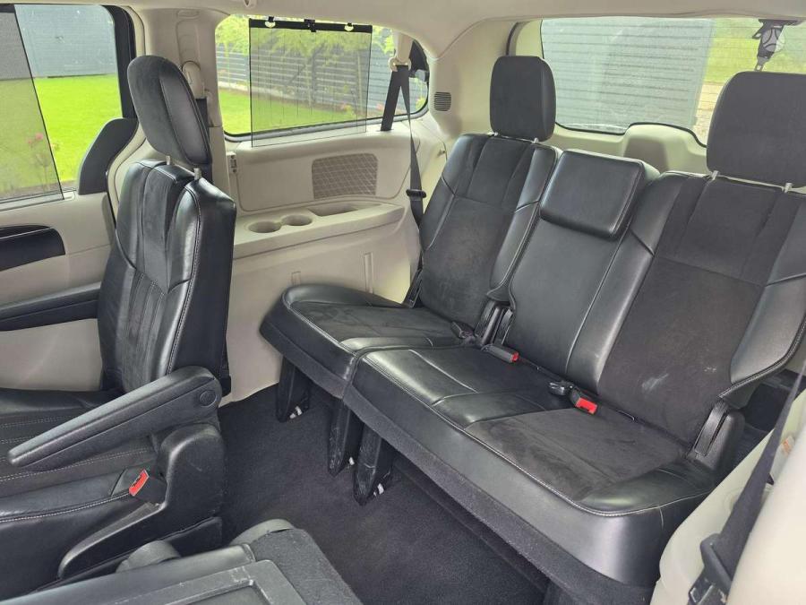 Black Chrysler Voyager 2014 in Silute, with an engine capacity of 2.80 L and mileage of 276 thousand km for 5900 €, photo 18 on AUTOMOTO.COM.LV