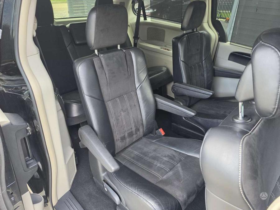 Black Chrysler Voyager 2014 in Silute, with an engine capacity of 2.80 L and mileage of 276 thousand km for 5900 €, photo 19 on AUTOMOTO.COM.LV