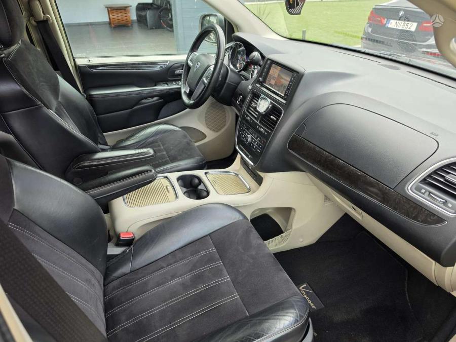Black Chrysler Voyager 2014 in Silute, with an engine capacity of 2.80 L and mileage of 276 thousand km for 5900 €, photo 20 on AUTOMOTO.COM.LV