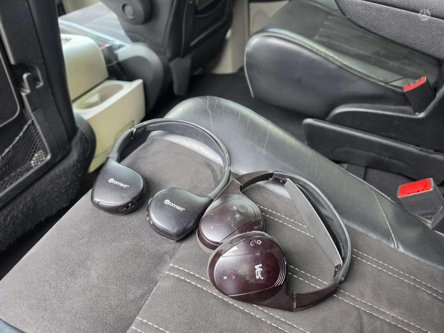 Black Chrysler Voyager 2014 in Silute, with an engine capacity of 2.80 L and mileage of 276 thousand km for 5900 €, photo 23 on AUTOMOTO.COM.LV