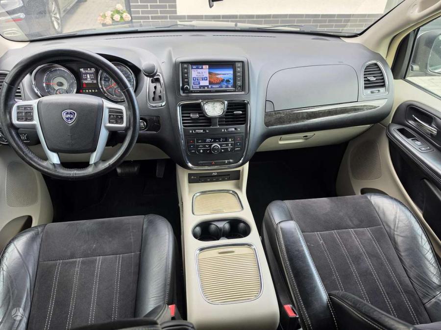 Black Chrysler Voyager 2014 in Silute, with an engine capacity of 2.80 L and mileage of 276 thousand km for 5900 €, photo 24 on AUTOMOTO.COM.LV