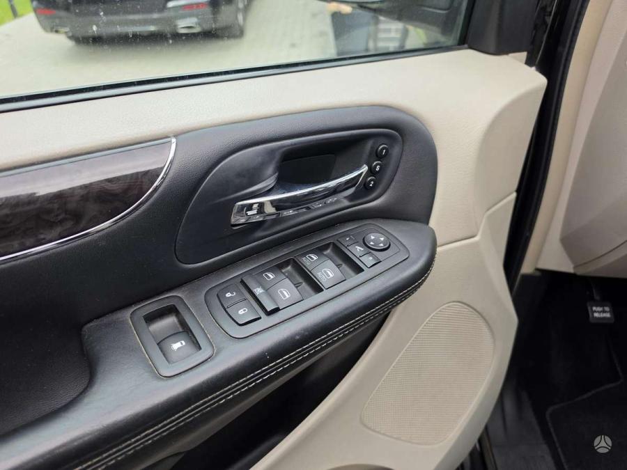 Black Chrysler Voyager 2014 in Silute, with an engine capacity of 2.80 L and mileage of 276 thousand km for 5900 €, photo 27 on AUTOMOTO.COM.LV