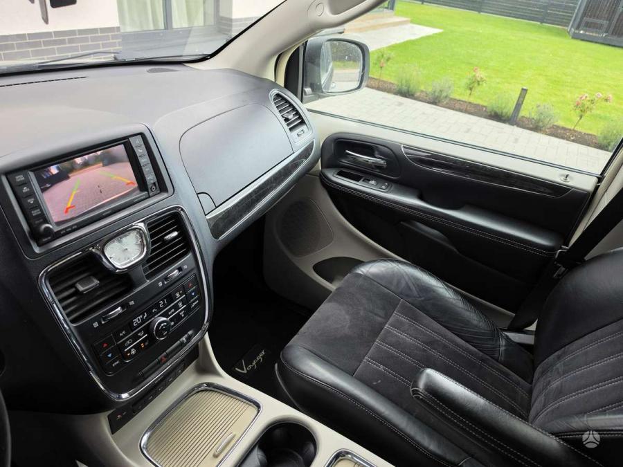 Black Chrysler Voyager 2014 in Silute, with an engine capacity of 2.80 L and mileage of 276 thousand km for 5900 €, photo 32 on AUTOMOTO.COM.LV