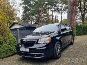 Black Chrysler Voyager 2014 in Jurmala, with an engine capacity of 2.80 L and mileage of 144 thousand km for 16500 €, photo 1 on AUTOMOTO.COM.LV