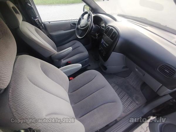 Black Chrysler Voyager 2007 in Riga, with an engine capacity of 2.80 L and mileage of 265 thousand km for 2990 €, photo 5 on AUTOMOTO.COM.LV