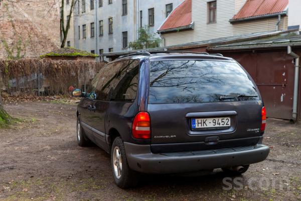 Blue Chrysler Voyager 1997 in Riga, with an engine capacity of 3.30 L and mileage of 427 thousand km for 1500 €, photo 3 on AUTOMOTO.COM.LV