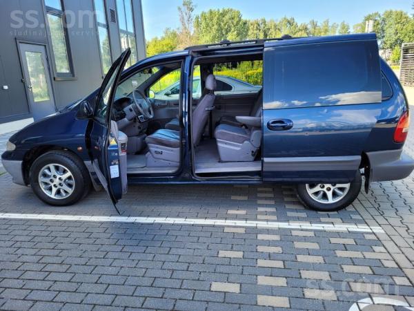 Blue Chrysler Voyager 2000 in Riga, with an engine capacity of 3.30 L and mileage of 151 thousand km for 2650 €, photo 5 on AUTOMOTO.COM.LV
