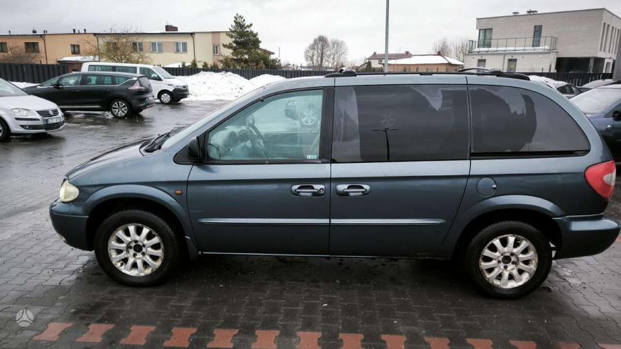 Blue Chrysler Voyager 2002 in Vilnius, with an engine capacity of 2.50 L and mileage of 372 thousand km for 1300 €, photo 1 on AUTOMOTO.COM.LV