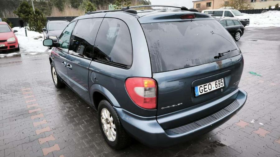 Blue Chrysler Voyager 2002 in Vilnius, with an engine capacity of 2.50 L and mileage of 372 thousand km for 1300 €, photo 2 on AUTOMOTO.COM.LV