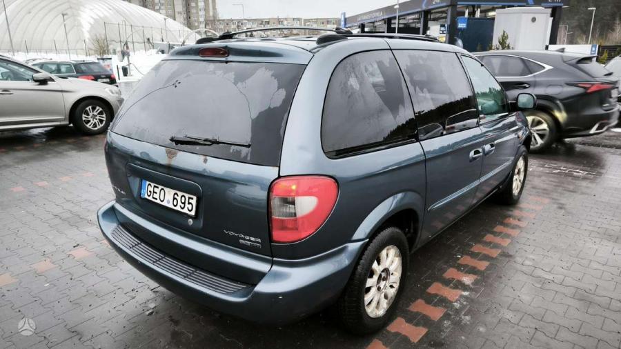 Blue Chrysler Voyager 2002 in Vilnius, with an engine capacity of 2.50 L and mileage of 372 thousand km for 1300 €, photo 3 on AUTOMOTO.COM.LV