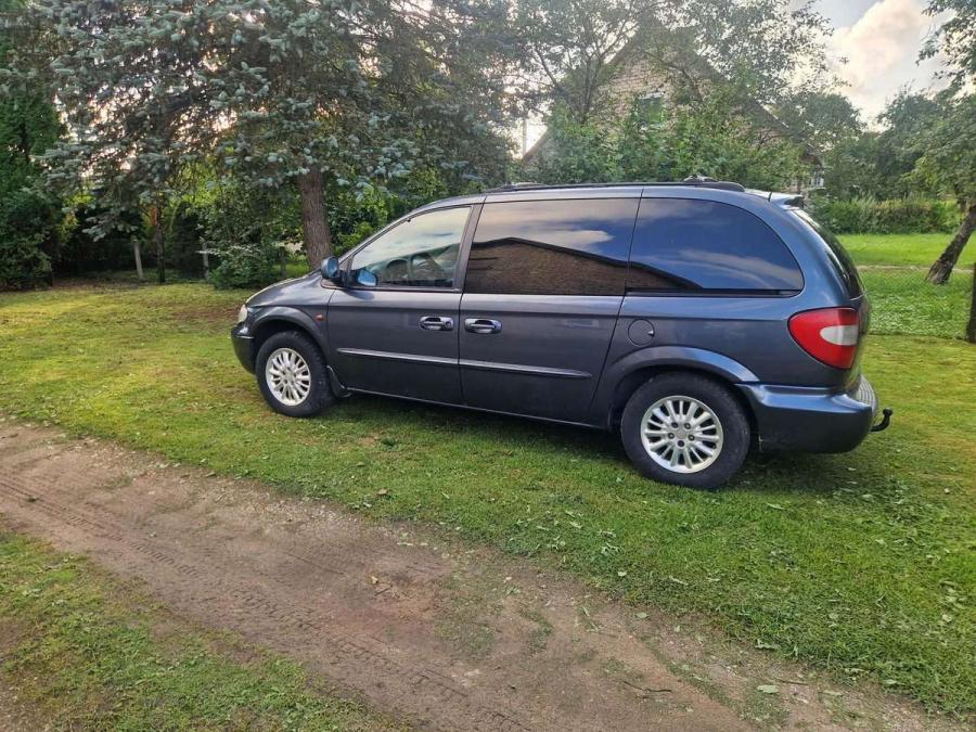 Zils Chrysler Voyager 2002 Plungė, ar dzinēja tilpumu 2.50 L un nobraukumu 334 tūkst. km par 1150 €, foto 1 vietnē AUTOMOTO.COM.LV