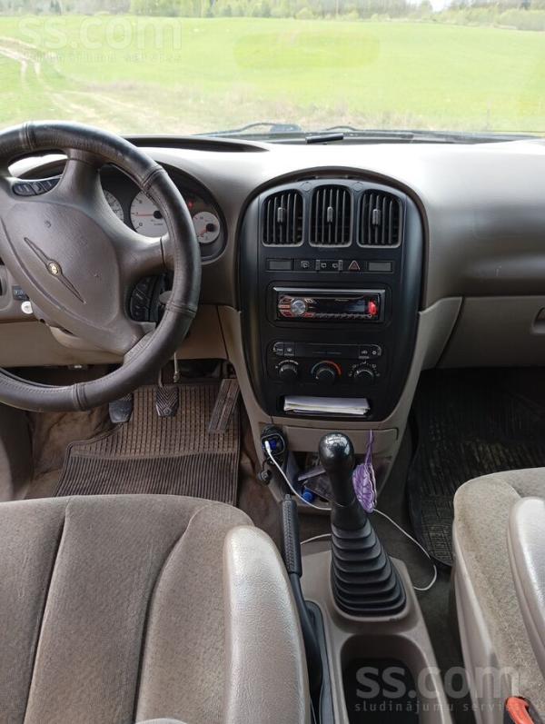 Blue Chrysler Voyager 2002 in Cesis, with an engine capacity of 2.40 L and mileage of 400 thousand km for 1750 €, photo 3 on AUTOMOTO.COM.LV