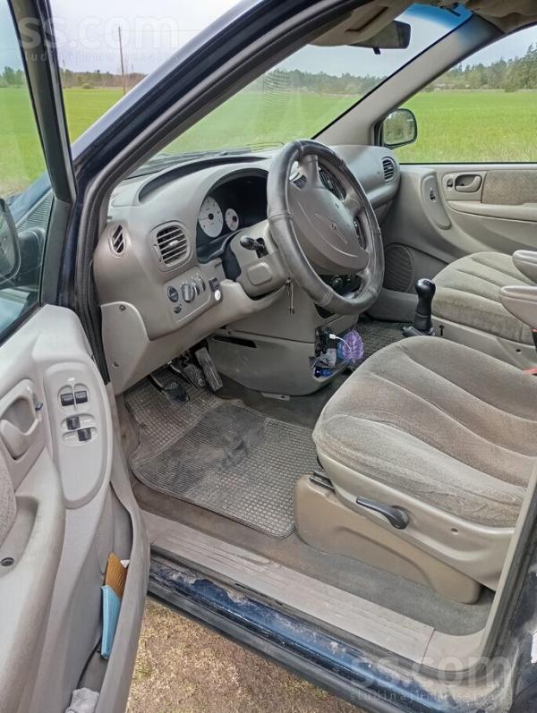 Blue Chrysler Voyager 2002 in Cesis, with an engine capacity of 2.40 L and mileage of 400 thousand km for 1750 €, photo 4 on AUTOMOTO.COM.LV