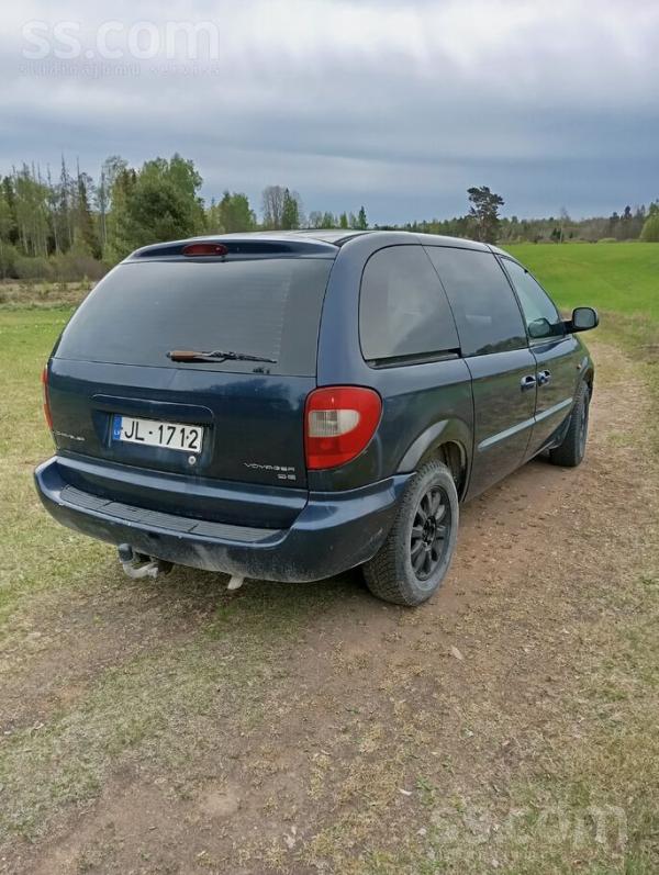 Blue Chrysler Voyager 2002 in Cesis, with an engine capacity of 2.40 L and mileage of 400 thousand km for 1750 €, photo 5 on AUTOMOTO.COM.LV