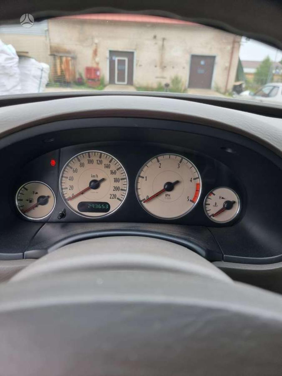 Blue Chrysler Voyager 2003 in Vilnius, with an engine capacity of 2.50 L and mileage of 294 thousand km for 950 €, photo 8 on AUTOMOTO.COM.LV