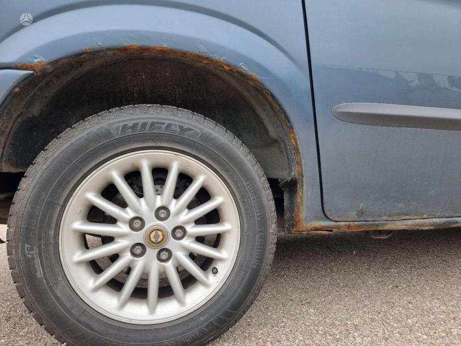 Blue Chrysler Voyager 2003 in Vilnius, with an engine capacity of 2.50 L and mileage of 294 thousand km for 950 €, photo 12 on AUTOMOTO.COM.LV