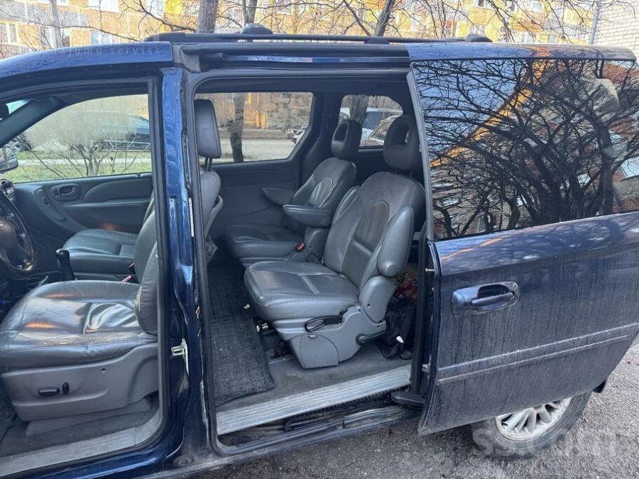 Blue Chrysler Voyager 2005 in Daugavpils, with an engine capacity of 2.50 L and mileage of 374 thousand km for 1700 €, photo 6 on AUTOMOTO.COM.LV