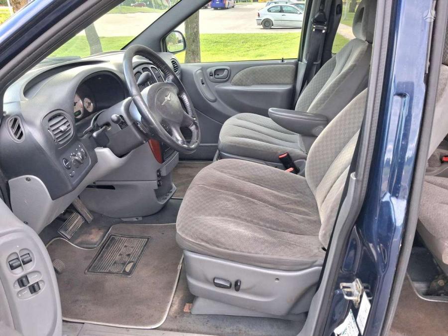 Zils Chrysler Voyager 2005 Kauņa, ar dzinēja tilpumu 3.30 L un nobraukumu 400 tūkst. km par 1500 €, foto 8 vietnē AUTOMOTO.COM.LV