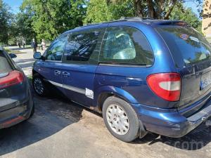 Blue Chrysler Voyager 2005 in Riga, with an engine capacity of 2.80 L and mileage of 298 thousand km for 1369 €, photo 5 on AUTOMOTO.COM.LV