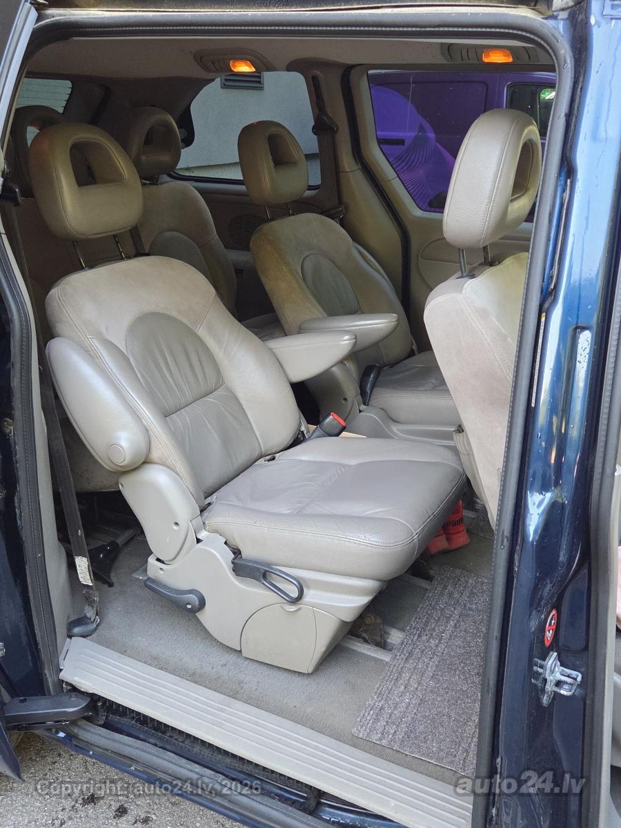 Zils Chrysler Voyager 2001 Tallina, ar dzinēja tilpumu 2.50 L un nobraukumu 337 tūkst. km par 2000 €, foto 10 vietnē AUTOMOTO.COM.LV