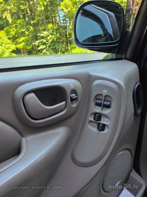Zils Chrysler Voyager 2001 Tallina, ar dzinēja tilpumu 2.50 L un nobraukumu 337 tūkst. km par 2000 €, foto 12 vietnē AUTOMOTO.COM.LV