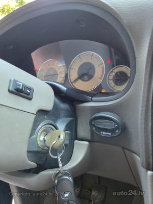 Zils Chrysler Voyager 2001 Tallina, ar dzinēja tilpumu 2.50 L un nobraukumu 337 tūkst. km par 2000 €, foto 16 vietnē AUTOMOTO.COM.LV