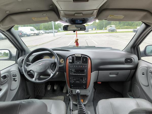 Pelēks Chrysler Voyager 2007 Tallina, ar dzinēja tilpumu 2.50 L un nobraukumu 216 tūkst. km par 1700 €, foto 8 vietnē AUTOMOTO.COM.LV