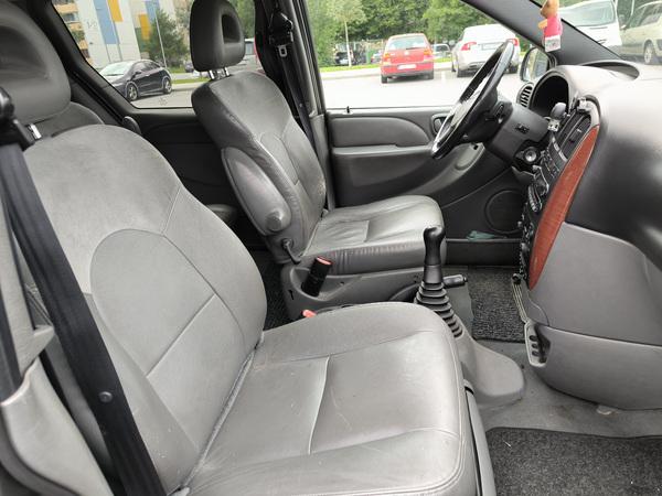 Pelēks Chrysler Voyager 2007 Tallina, ar dzinēja tilpumu 2.50 L un nobraukumu 216 tūkst. km par 1700 €, foto 9 vietnē AUTOMOTO.COM.LV