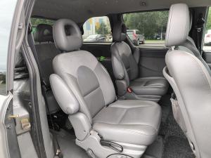 Pelēks Chrysler Voyager 2007 Tallina, ar dzinēja tilpumu 2.50 L un nobraukumu 216 tūkst. km par 1700 €, foto 11 vietnē AUTOMOTO.COM.LV