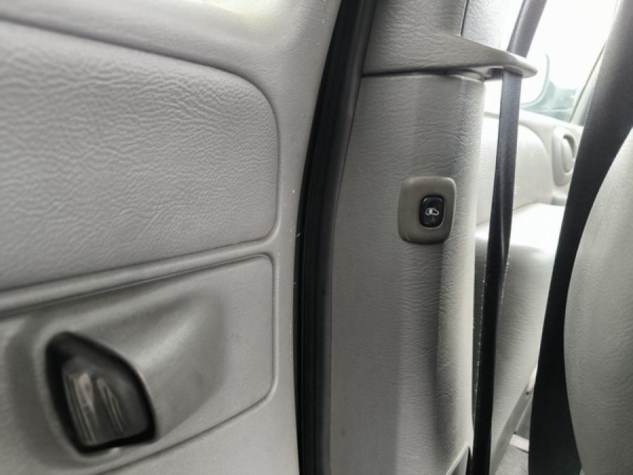 Pelēks Chrysler Voyager 2007 Tallina, ar dzinēja tilpumu 2.50 L un nobraukumu 216 tūkst. km par 1700 €, foto 13 vietnē AUTOMOTO.COM.LV