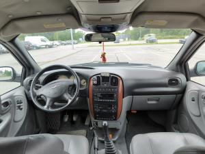 Pelēks Chrysler Voyager 2007 Tallina, ar dzinēja tilpumu 2.50 L un nobraukumu 216 tūkst. km par 1700 €, foto 23 vietnē AUTOMOTO.COM.LV