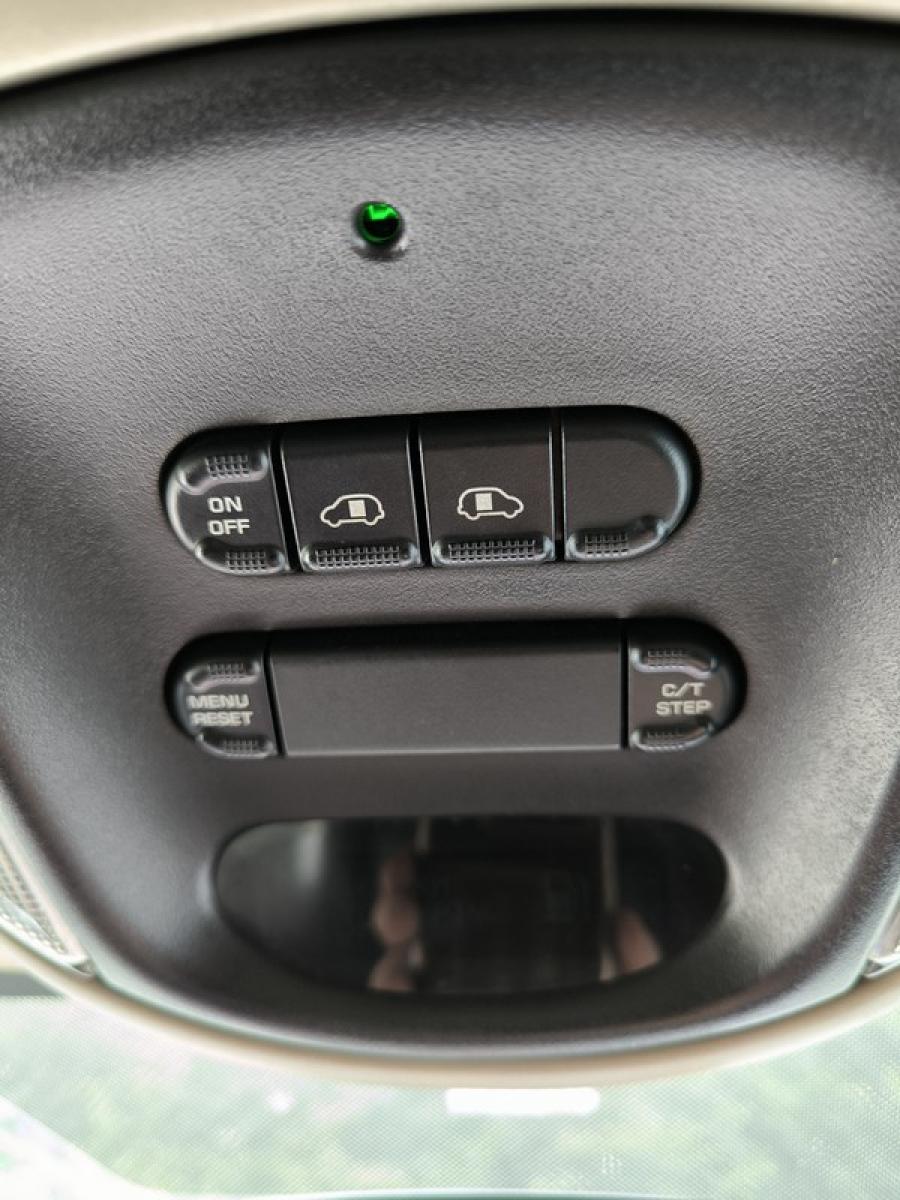 Pelēks Chrysler Voyager 2007 Tallina, ar dzinēja tilpumu 2.50 L un nobraukumu 216 tūkst. km par 1700 €, foto 28 vietnē AUTOMOTO.COM.LV